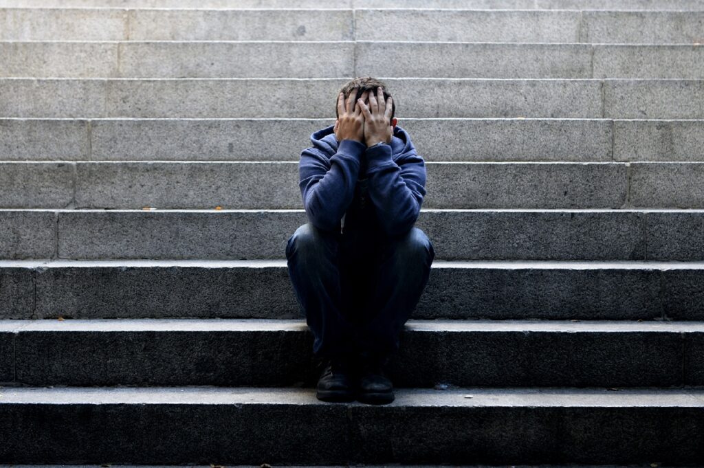 HOW TO MANAGE THE FEAR OF LONELINESS IN YOUR LIFE - Adelante Magazine